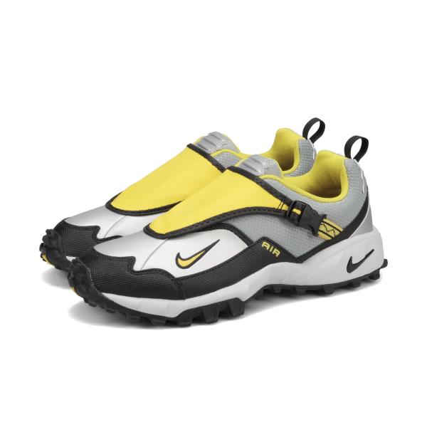 ＜AIR PHASSAD(エア ファサード)＞は、ナイキのアウトドアラインACGから発売された、テントのフラップから着想を得た斬新なデザインと機能性が魅力のトレイルランニングシューズ。今作は、シルバーのアッパーが、動きのたびに光を反射しアウ...