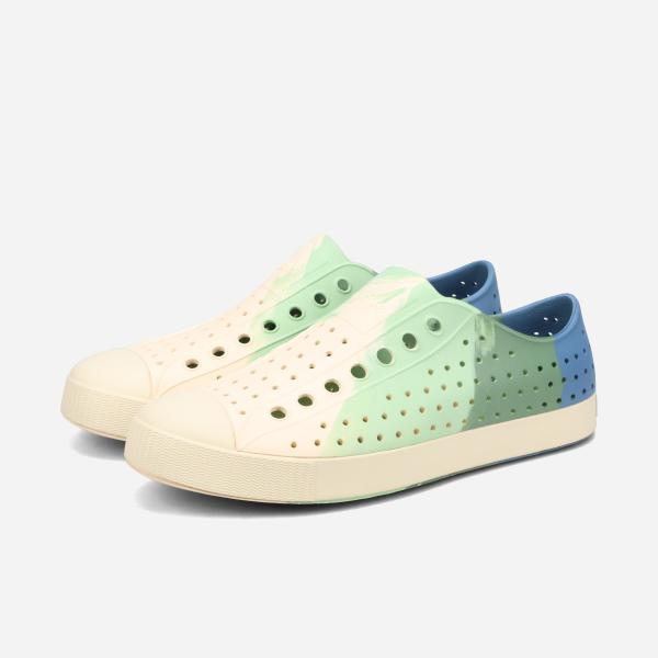 2009年カナダ・バンクーバー発のフットウェアブランドNative Shoes（ネイティブシューズ）。豊富なカラーバリエーションと斬新なフォルムで、雨の日も晴れの日も使える全天候型フットウェアのリーディングブランドです。Rise by Bl...