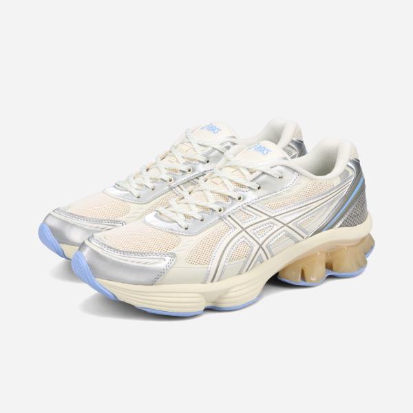 GEL-KINETIC FLUENT は、アーカイブのランニングシューズからインスピレーションを受け、その伝統的な影響を現代のテクノロジーで再構築したシューズです。アッパー構造には、2010年代のさまざまなランニングシューズの意匠を組み合わ...