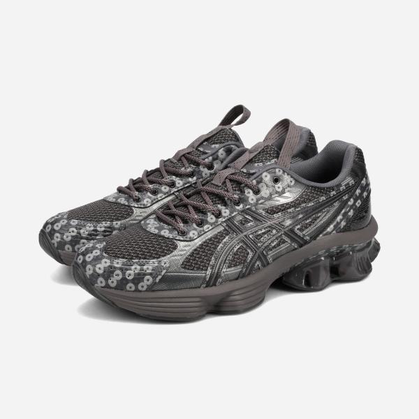Kiko Kostadinov StudioとASICS SportStyle開発チームが監修したスタイル。US7-S GEL-KINETIC FLUENTは、温かみのある色彩と質感あるパターンを特徴とする過去に廃刊となったインテリア雑誌の...