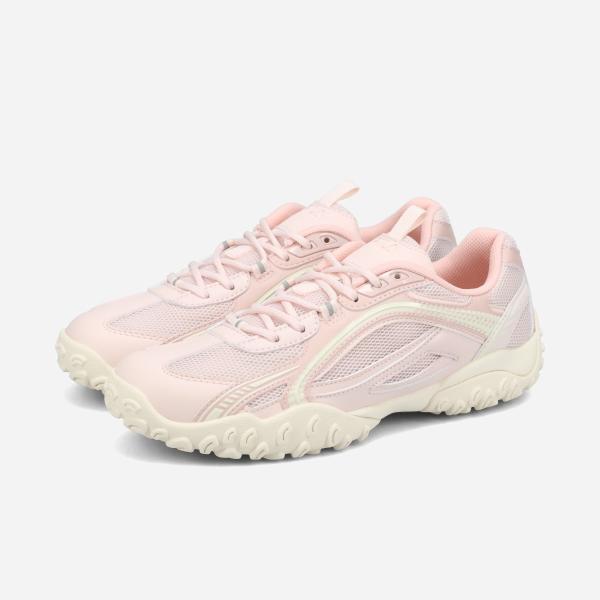 1995年に発表されたアウトドアシューズ「Terrain Crusher」を現代風にアレンジした、FILA ECHAPPE MS。高い通気性を確保したメッシュアッパーと、タフなアウトドアソールを組み合わせることで、快適さと機能性を両立。薄底...