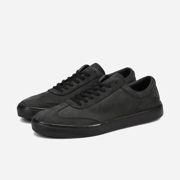 オールスター クップのパターンアレンジモデル。カジュアルからキレイめなスタイルまで幅広いスタイリングに合わせやすいシンプルな内羽根パターン。ホワイトにはシボのあるスムースレザー、ブラックモノクロームにはヌバックレザーを採用した、カラーごとに...