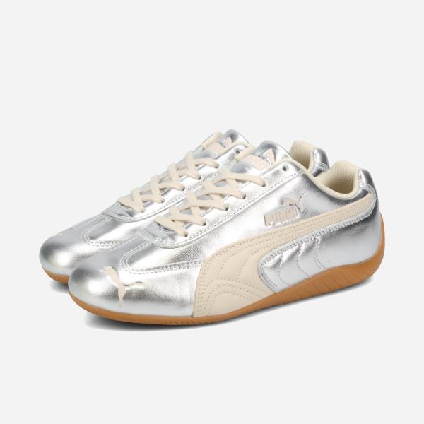 レーシング カルチャーの象徴である PUMA Speedcat は、25 年以上にわたり、スピード、精度、比類のないパフォーマンスの代名詞であり続けています。世界が最初に知ったのは、ラップタイムを数ミリ秒短縮するために設計された超スリムなド...