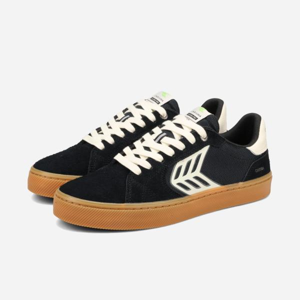 CARIUMA（カリウマ）は、フェルナンド・ポルトとデイビッド・パイソンによって2018年に設立された、B Corp 認定のサステナブルスニーカーブランドです。快適さ、耐久性、高機能性、そして持続可能性を重視したクラシックなスニーカーを提供...