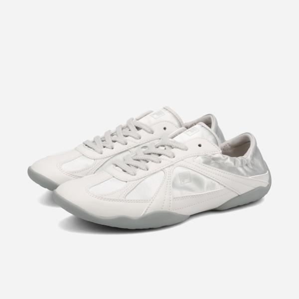 今、感度の高いファッショニスタたちがこぞって注目しているのが「ロープロファイル」なシルエット。そして、儚げでロマンティックな「バレエコア」のムードです。その2大トレンドを完璧に押さえた新作モデル。バレエシューズと思わせるような華奢なフォルム...