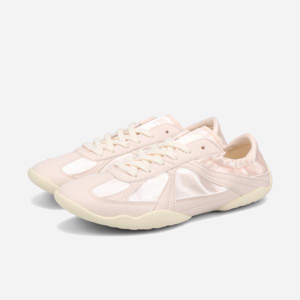 今、感度の高いファッショニスタたちがこぞって注目しているのが「ロープロファイル」なシルエット。そして、儚げでロマンティックな「バレエコア」のムードです。その2大トレンドを完璧に押さえた新作モデル。バレエシューズと思わせるような華奢なフォルム...