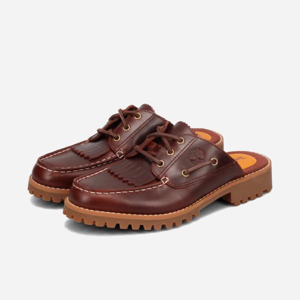 プレミアムティンバーランドレザーで作られた、ミュールスタイルのシューズです。OrthoLite フットベッドは、ゴム製のラグアウトソールが耐久性を確保しながら、クッション性のあるサポートを提供します。