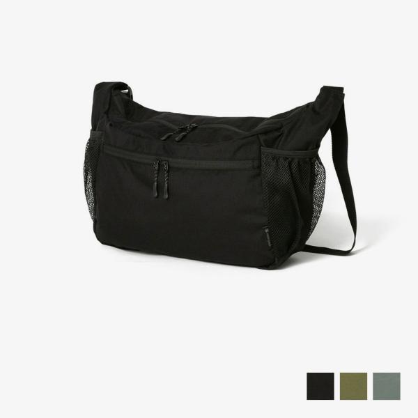 毎日に、ちょうどいい、Middle Shoulder Bag。斜め肩掛けにした時に体に沿う形状のミドルサイズのショルダーバッグです。体に沿う形になっているので、ファスナーが開け閉めしやすく使い勝手がよく、モノが出し入れしやすくなっています。