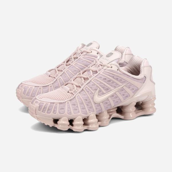 2000年のリリース時に柔軟性、サポート性、ユニークなクッショニングシステムで話題になった＜SHOX(ショックス)＞。1度目にしたら忘れられない独創的なデザインに注目が集まりました。今作は、空気を含んだような淡いトーンで全体を包み込み、立体...