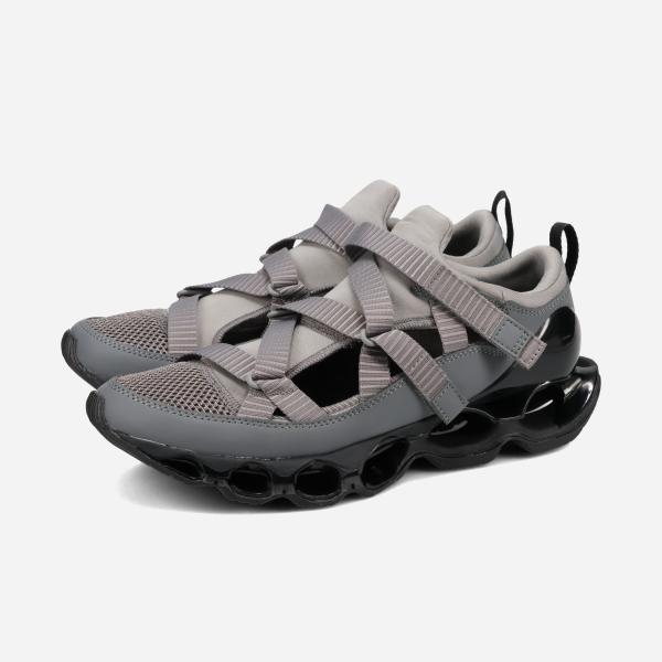 着地から蹴り出しまでスムーズな足運びを可能にする独自のソール設計。軽さとクッション性に優れ、ソフトな接地感を実現するために「軟らかさ」を追い求めたミッドソールに、耐久性に優れたアウトソール素材。ミズノのテクノロジーが詰まった履き心地抜群の一...