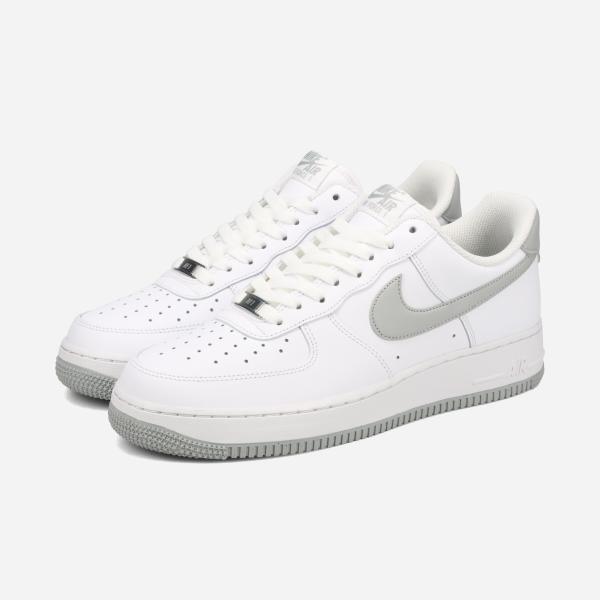 1982年に登場したNIKEが誇る名作エアフォース1はアメリカ大統領専用機の【Air Force One】にちなんで名付けられ、【NIKE AIR】を搭載した初めてのバスケットボールシューズです。変わらないクラシックなスタイルが幅広い層より...