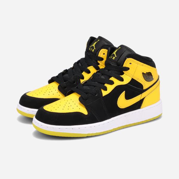 1985年に＜Michael Jordan (マイケル・ジョーダン)＞の初代シグネチャーモデルとして誕生した＜AIR JORDAN 1(エアジョーダン 1)＞のミドルカットタイプ。今作は、鮮やかなイエローカラーがアッパー全体に配された存在感...