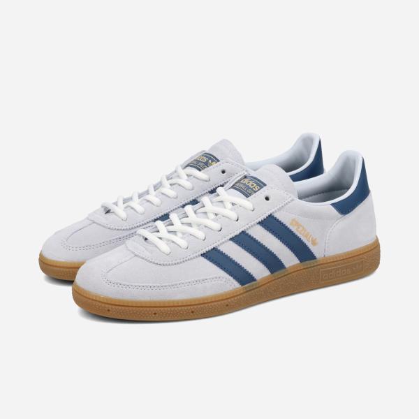 レザーアッパーとラバーアウトソールで高い耐久性と上質感を実現したハンドボール スペツィアルの、戦術美で知られるイタリアへの敬意を表した、ワールドカップイヤーを祝う特別なモデルが登場。ハンドボール スペツィアルは、1979年の登場以来、ずっと...