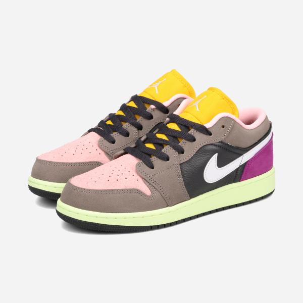 1985年に＜Michael Jordan (マイケル・ジョーダン)＞の初代シグネチャーモデルとして誕生した＜AIR JORDAN 1(エアジョーダン 1)＞のローカットタイプ。今作は、色を絞らず多様な色が配置されたモデルの登場。トゥガード...