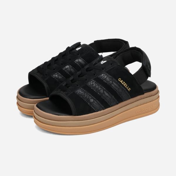 大胆なプラットフォームデザインで快適さと個性的なスタイルを実現したサンダル。レトロなスポーツウェアとモダンなセンスが融合したガゼル ボールド サンダル。お馴染みのデザインに新たな解釈を加えたこのサンダルは、プレミアムなクロスバンデージを組み...