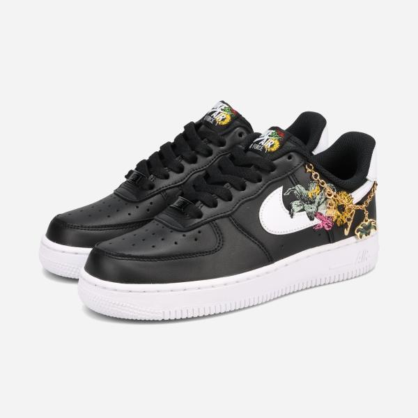 1982年に登場したNIKEが誇る名作エアフォース1はアメリカ大統領専用機の＜Air Force One＞にちなんで名付けられ、＜NIKE AIR＞を搭載した初めてのバスケットボールシューズ。変わらないクラシックなスタイルが幅広い層より支持...
