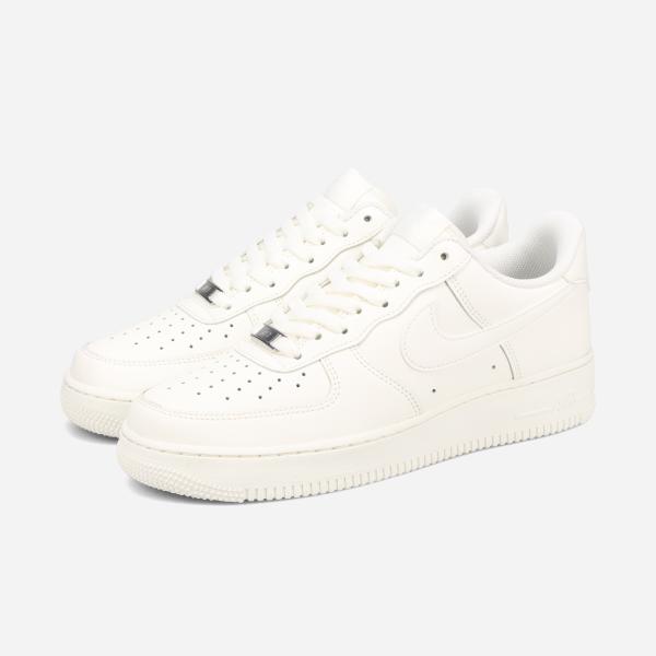 1982年に登場したNIKEが誇る名作エアフォース1はアメリカ大統領専用機の＜Air Force One＞にちなんで名付けられ、＜NIKE AIR＞を搭載した初めてのバスケットボールシューズ。変わらないクラシックなスタイルが幅広い層より支持...