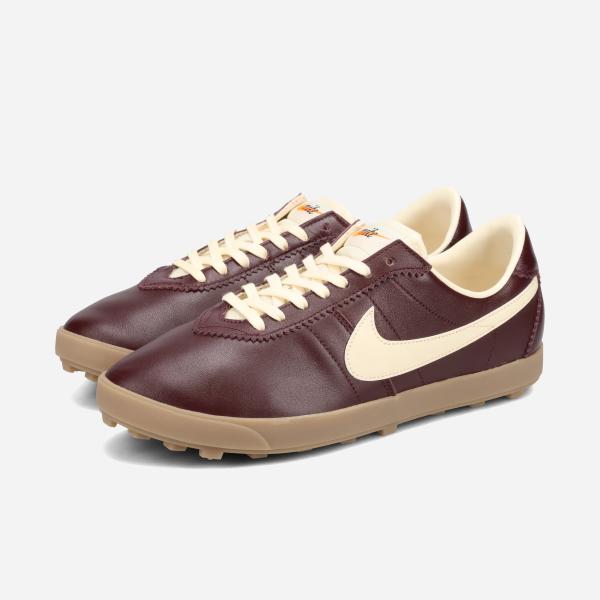 1970年代に登場したASTRO GRABBERのアーカイブモデルをルーツに、約半世紀の時を超えて現代仕様として再構築。1974年に誕生したナイキ黎明期のフットボールシューズを原点とし、当時の空気感を残しながら、今のスタイルに馴染むデザイン...