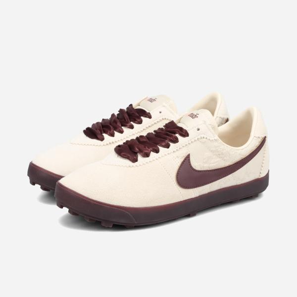 1970年代に登場したASTRO GRABBERのアーカイブモデルをルーツに、約半世紀の時を超えて現代仕様として再構築。1974年に誕生したナイキ黎明期のフットボールシューズを原点とし、当時の空気感を残しながら、今のスタイルに馴染むデザイン...