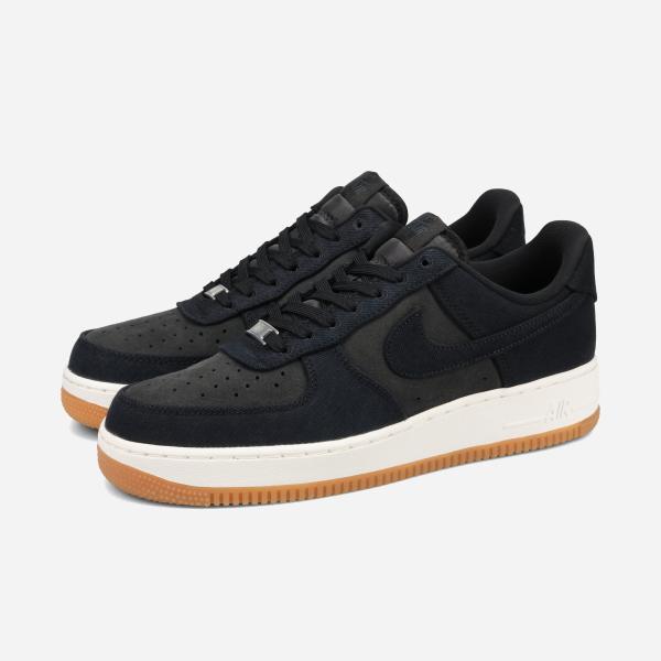 1982年に登場したNIKEが誇る名作エアフォース1はアメリカ大統領専用機の＜Air Force One＞にちなんで名付けられ、＜NIKE AIR＞を搭載した初めてのバスケットボールシューズ。変わらないクラシックなスタイルが幅広い層より支持...