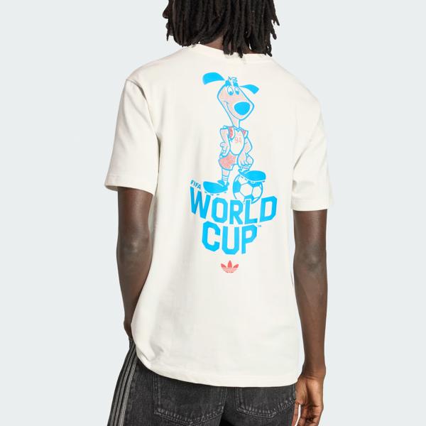 クラシックなクルーネックTシャツでスポーツのレガシーを讃えよう。FIFA ワールドカップ 26 ストライカー マスコット 半袖Tシャツは、世界中で愛されているサッカートーナメントを称える一着。ソフトで着心地の良い生地を使用しており、普段着に...