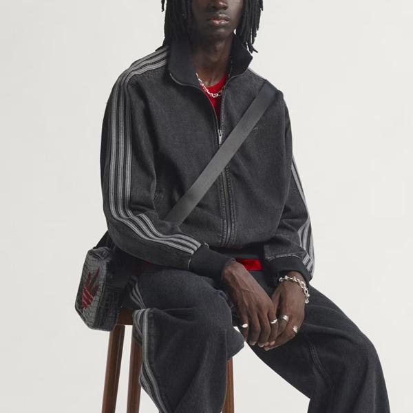 クラシックなadidasをモダンにアレンジしたデニムのトラックトップ。アイコニックなスタイルとモダンなセンスが融合したアディカラー デニム ファイヤーバード トラックトップ。オリジナルのファイヤーバードデザインからインスピレーションを得たこ...