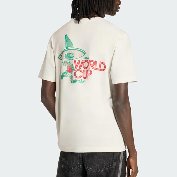 伝統のスポーツスタイルに仕上げたレギュラーフィットTシャツ。FIFA ワールドカップ 26 ピケ マスコットTシャツは、美しいプレーを讃える一着。レギュラーフィットの作りにソフトな生地を使用し、クラシックなクルーネックを備えた、快適さとスタ...
