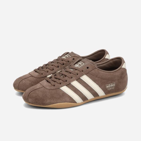 70年代のランニングスタイルを彷彿とさせる、細身の薄底シューズ。東京の名を冠したシューズを手に入れて、レトロな雰囲気を自分のモノに。これは、ビンテージ感がありながら、モダンにも見える、ソフトなスエードアッパーのスリムなロープロシューズ。ソー...