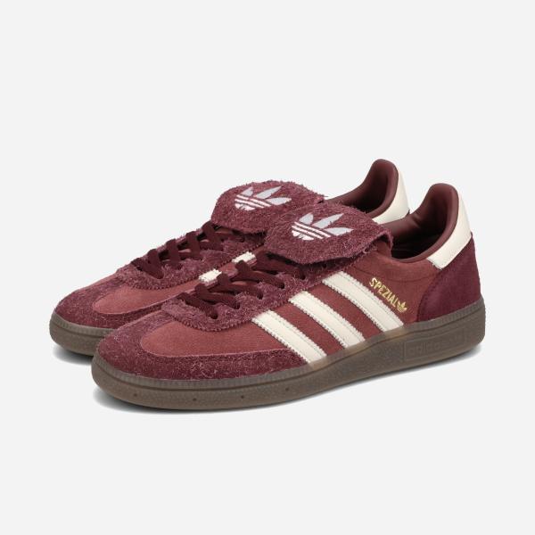 交換可能なタンレースカバー付きのスエードシューズで、さまざまなスタイルを楽しめます。[ハンドボール スペツィアル LT]は、adidasのインドアスポーツにおける豊かな伝統を称え、最新のスタイルに生まれ変わった。過去へのオマージュを込めた、...