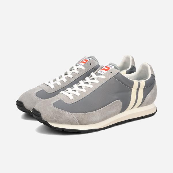 1892年、西フランスのプゾージュという村で靴職人であるパトリック・ベネトーと息子たちによりその歴史は始まります。1930年、PATRICKはサッカースパイクを中心としたスポーツシューズで高い評価を受け、1972年、シューズの後方に鋭く刻ま...