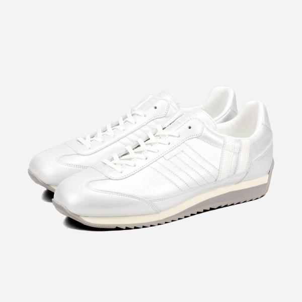 【MARSH-LE（マーシュ・レザー）】は、「MARATHON」シリーズの素材提案モデルです。アッパーには撥水機能のある柔らかなステアレザーを使用し、SLVには表面にシルバーのラメが吹き付けられ、程よいツヤ感が特徴です。爽やかな印象を演出す...