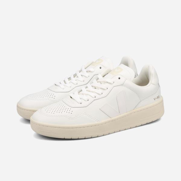 2005年からスニーカー作りをスタートしたVEJA（ヴェジャ）。キャンバス素材はフェアトレードで仕入れたオーガニックコットン。靴底にはアマゾンの熱帯雨林で採れた天然ゴム。アッパーにはリサイクルペットボトルやリサイクルポリエステルを原料にした...