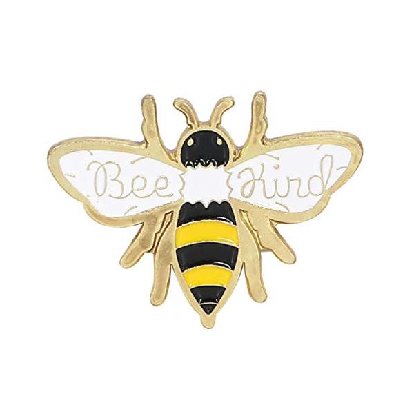 ピンバッジホワイト/-/-・「BEE KIND」の温かいメッセージを込めたデザイン：蜂をモチーフにした可愛らしいアクセサリーで、自然や優しさを表現するアイテムです。・程よいサイズ感で使いやすい：縦2.8cmの程よい大きさで、バッグやジャケッ...
