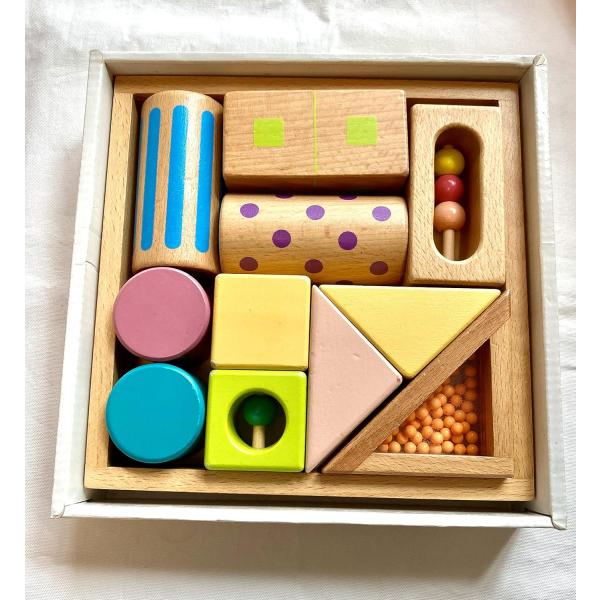 本体サイズ:幅21cm×高さ5cm×奥行21cm対象年齢:1歳から全てのつみきが音入り!素材: 木材