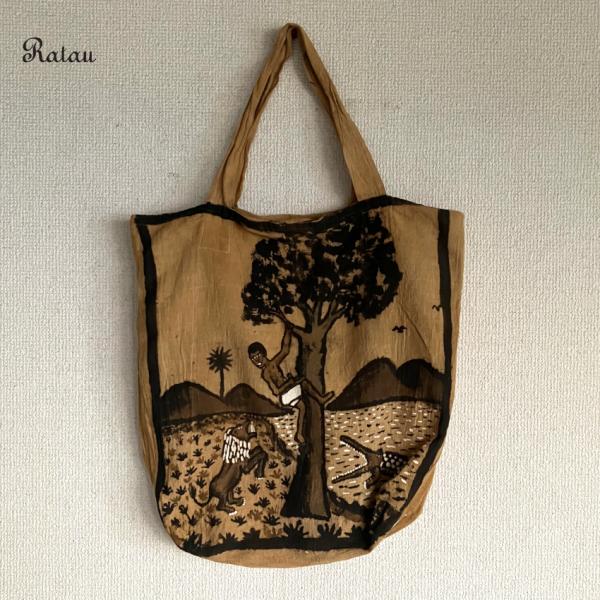 【発売日：2026年02月16日】■生産地：マリ■素材：綿■サイズ：約 高さ42x幅32xマチ10 巾着14 (cm)　男女兼用★後ろプリントのAiDEZ_MOiとは、HELP MEという意味です★現地生地を使って生産された製品です。以下注...