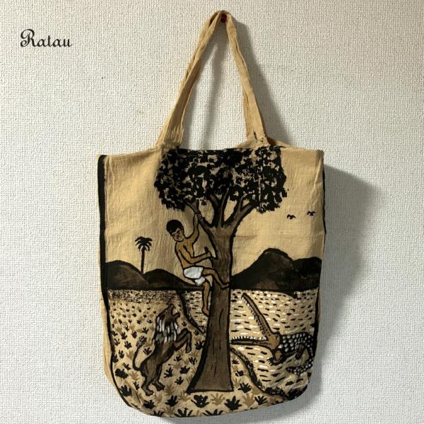 【発売日：2026年02月16日】■生産地：マリ■素材：綿■サイズ：約 高さ59x幅42.5xマチ10 巾着14 (cm)　男女兼用★後ろプリントのAiDEZ_MOiとは、HELP MEという意味です　★現地生地を使って生産された製品です。...