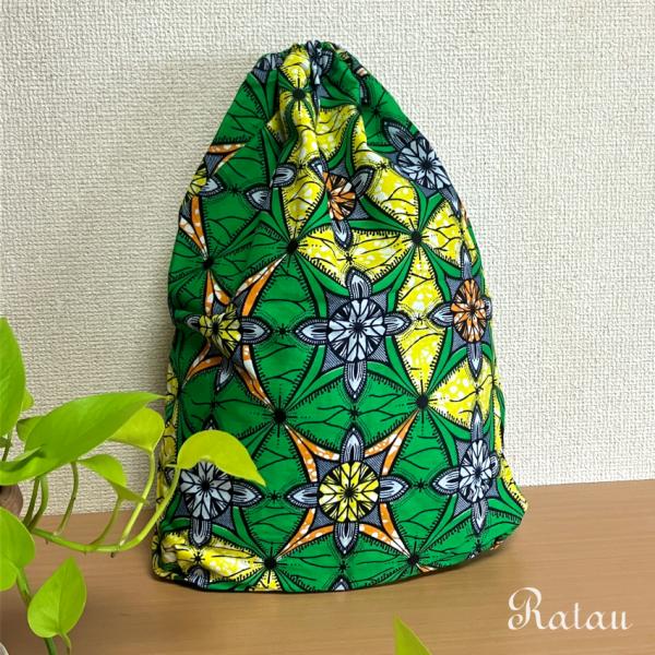 ■生産地：ブルキナファソ（西アフリカ）■素材・綿　パーニュ布■サイズ：H44xW32xD8 (cm)　男女兼用★アフリカのパーニュ（African wax prints）は、アフリカ諸国で広く使用される伝統的な織物です。この織物は、鮮やかな...