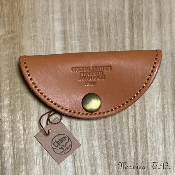 【発売日：2024年03月25日】姫路レザーと呼ばれる牛革で手作りされたmade in Japanの（コードケース）直径９ｃｍのシンプルな作りで、使い込むにつれて艶感が変化していく愛着の湧くアイテムです。 鞄の中でもつれてしまうイヤホンも簡...