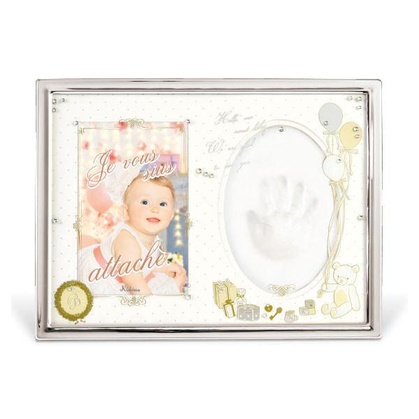 今だけの小さなお手ては、今しか残せない。赤ちゃんの手型を残しておいて良かった先輩ママの声多数。　　赤ちゃんの手型と大切な写真を一緒に飾ることができます。ガラスにプリントされた淡いカラーのイラストとキラキラ光るラインストーンがとても優しく上品...