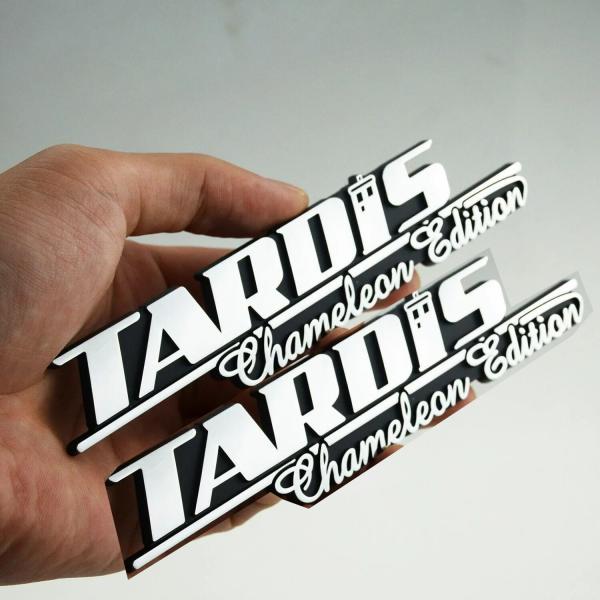 商品名: ペアセット ターディス カメレオンエディション エンブレム Dr Who 車 3D バッジ ステッカー ユニバーサル ウィドウ 車 トラック スクーター用 (シルバーブラック) Pair Set Tardis Chameleon ...