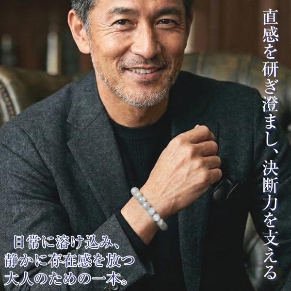 透明度の高めな氷種タイプで、グレーを基調としたビーズにイエロー系・ブルー系・グリーン系の「ラブラドレッセンス」シラーが美しいビーズです。また内部に層状構造を持ち、成分の異なる層（ナトリウムとカルシウム）が重なっています。この層が光を反射して...