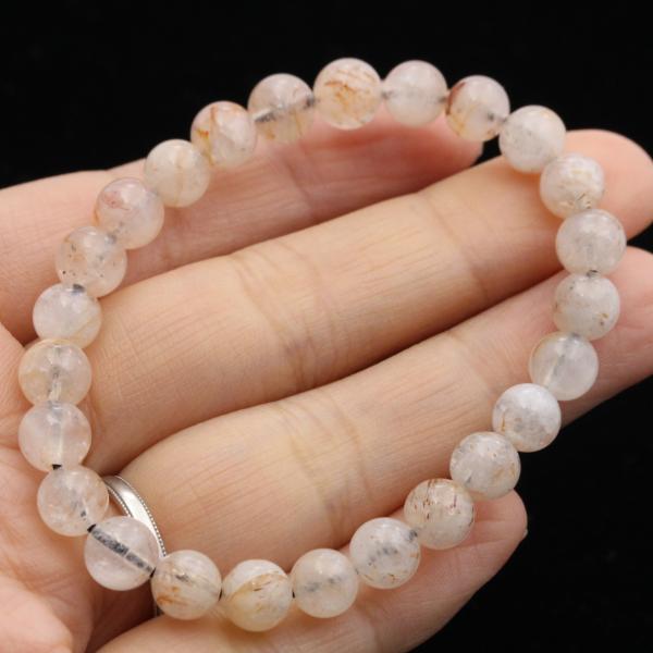 葉片状（ようへんじょう）とは一般的なマイカの板状に比べ、非常に薄い鉱物。薄いと不安定な為、形状が維持されず細かくラメ状になってしまいますが、本品は奇跡的に綺麗な葉片状の形で内包された水晶です。水晶内で小さな宇宙を形成ような見た目から、ブラッ...