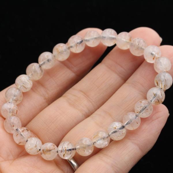 葉片状（ようへんじょう）とは一般的なマイカの板状に比べ、非常に薄い鉱物。薄いと不安定な為、形状が維持されず細かくラメ状になってしまいますが、本品は奇跡的に綺麗な葉片状の形で内包された水晶です。水晶内で小さな宇宙を形成ような見た目から、ブラッ...