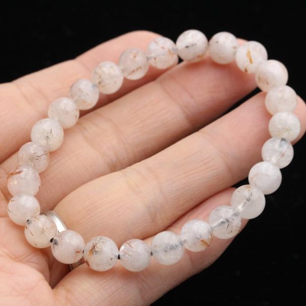 葉片状（ようへんじょう）とは一般的なマイカの板状に比べ、非常に薄い鉱物。薄いと不安定な為、形状が維持されず細かくラメ状になってしまいますが、本品は奇跡的に綺麗な葉片状の形で内包された水晶です。水晶内で小さな宇宙を形成ような見た目から、ブラッ...