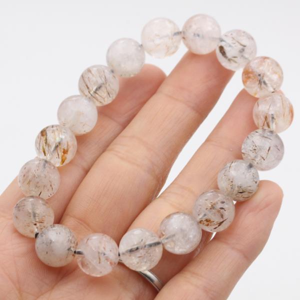 葉片状（ようへんじょう）とは一般的なマイカの板状に比べ、非常に薄い鉱物。薄いと不安定な為、形状が維持されず細かくラメ状になってしまいますが、本品は奇跡的に綺麗な葉片状の形で内包された水晶です。水晶内で小さな宇宙を形成ような見た目から、ブラッ...