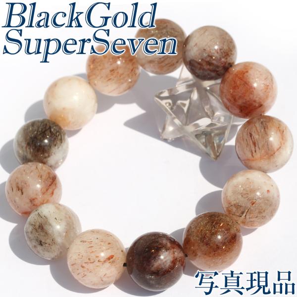 水晶の中に黒や金色に輝く雲母（マイカ）が葉片状に入り込んだ、非常に個性的な天然石。葉片状（ようへんじょう）とは一般的なマイカの板状に比べ、非常に薄い鉱物。薄いと不安定な為、形状が維持されず細かくラメ状になってしまいますが、本品は奇跡的に綺麗...