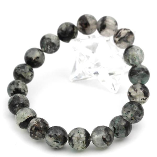 水晶の中にバイオタイト（黒雲母）、クリソコラ、マラカイトなどいくつもの鉱物を内包した、国内流通が少ない貴重なレアストーンです。 クォーツの中に見られる濃い茶色〜黒色のフィルム状の結晶がバイオタイトです。 また薄いブルーグリーン色の部分がクリ...