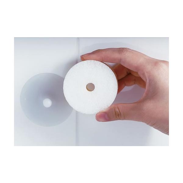 商品詳細／洗面台まわりの好きな位置に吸盤で取り付けるスポンジ。通気性がよくスポンジを清潔に保ちます。＜使いやすさを考えた3層構造スポンジ＞●ナイロン不織布層…水垢落としに。●ウレタン層…洗剤をしっかりキープ。●脱膜ウレタン層…少量の洗剤でも...