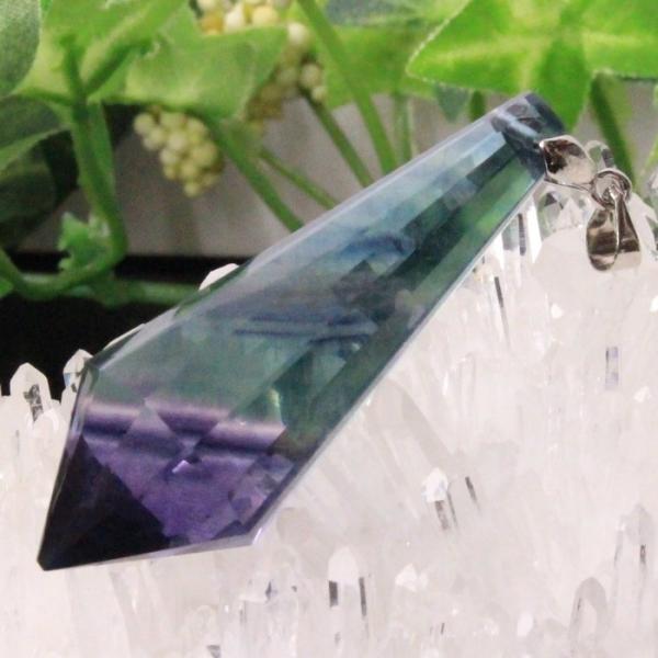 【パワーストーンの意味・言われ】フローライト[蛍石]：精神を集中させ直感力を高め未来を指し示す・清浄な心【素材】フローライト：49mm×17mm×17mm（原石の最長部を計測）金具：シルバー925【重量】 16g【産地】中国 浙江省※ペンダ...