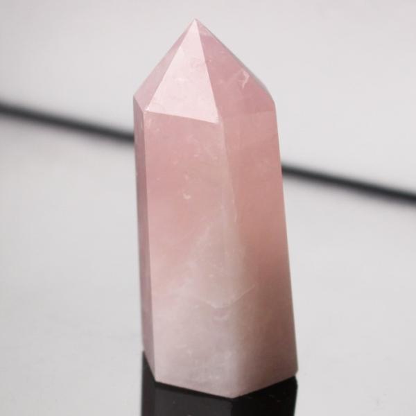 【パワーストーンの意味・言われ】ローズクォーツ[紅水晶]：さらに女性らしく・恋愛の成就のお守り・美と芸術の星【サイズ】 57mm×27mm×22mm（原石の最長部計測）【重量】 50g【産地】　ブラジル■天然石情報：ローズクォーツ■石言葉（...